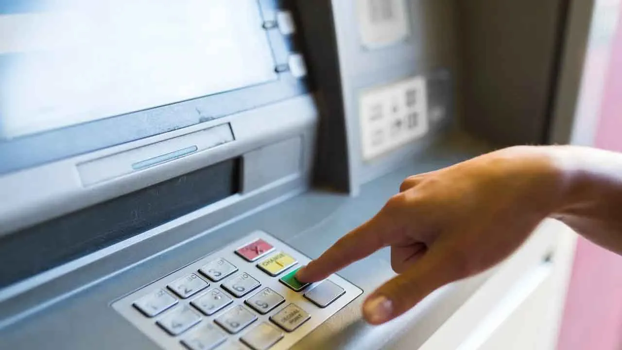 Addio ai prelievi al bancomat: ecco cosa cambia Addio ai prelievi al bancomat: ecco cosa cambia